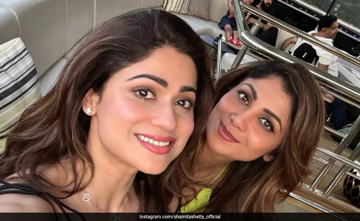 Shilpa And Shamita Shetty Have A Pretty Rouged Sunday Selfie Session