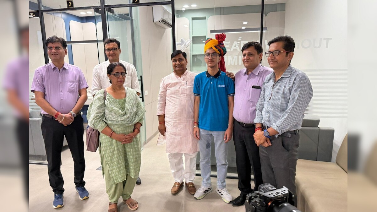 NEET UG ऑल इंडिया टॉपर को बधाई देने पहुंचे डोटासरा, बोले- महेश ही रियल ...