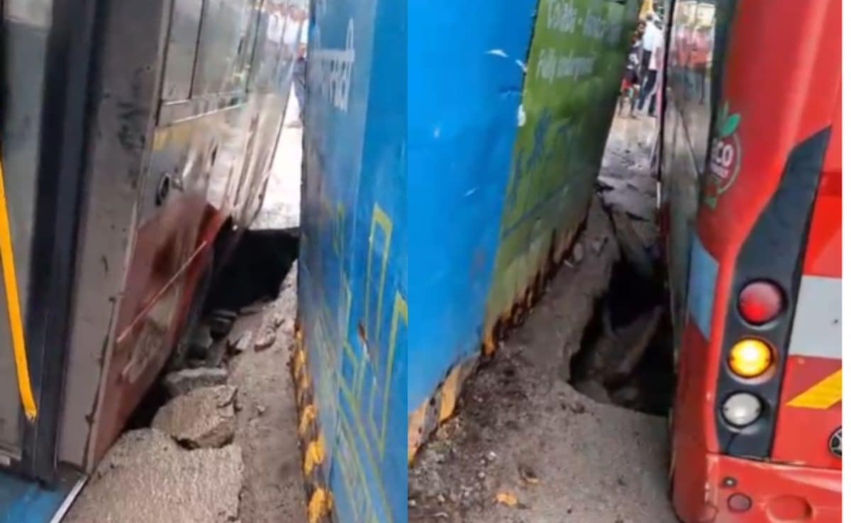 Video BEST bus fell into five-foot deep Pothole while traveling on road ...