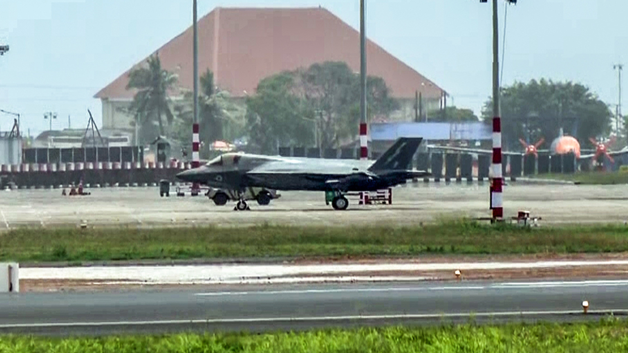 British F-35 Fighter Jet Makes Emergency Landing At Thiruvananthapuram ...