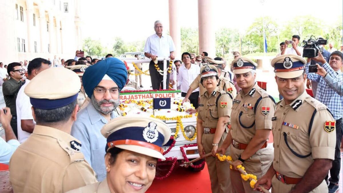 पूर्व DGP यूआर साहू की गाड़ी को रस्सों से खींचकर दी गई विदाई, जानें ...