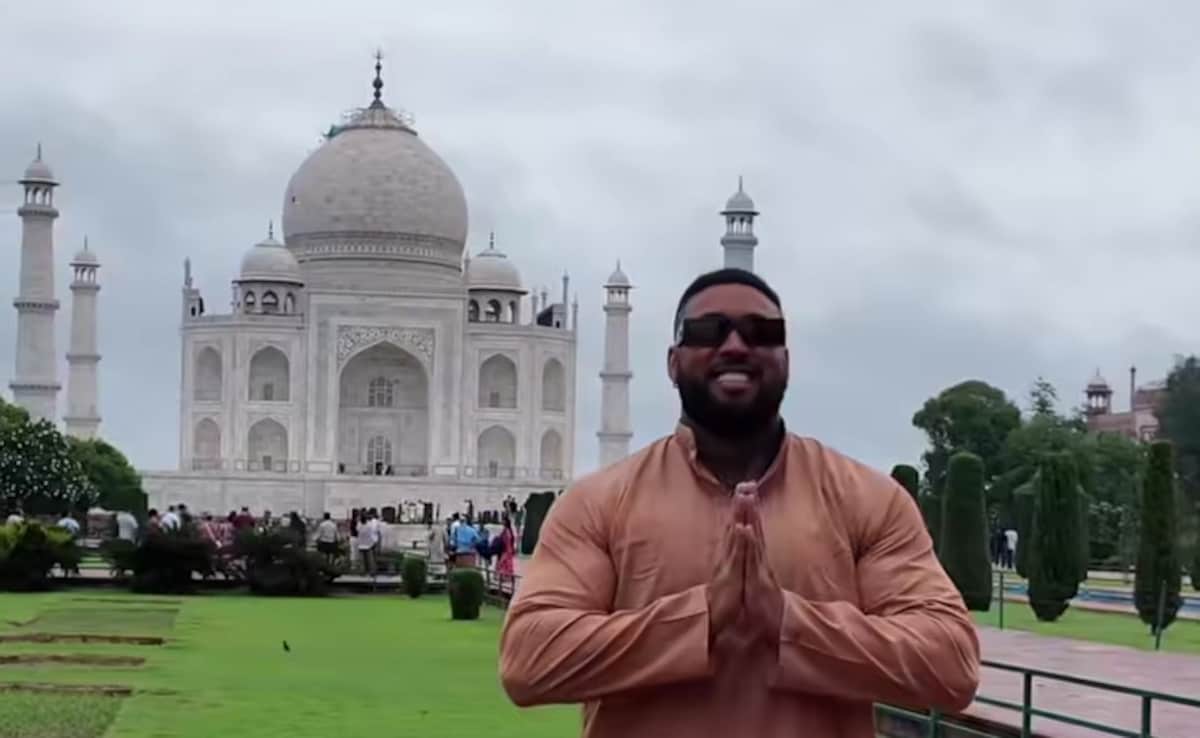 Soaking In Culture: Australian Vlogger's Kurta Moment At Taj Mahal Is ...