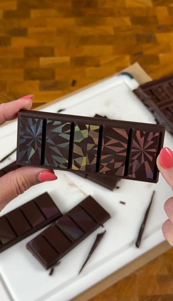 Holographic Chocolate Bars | Know All About Holographic Chocolate Bars ...