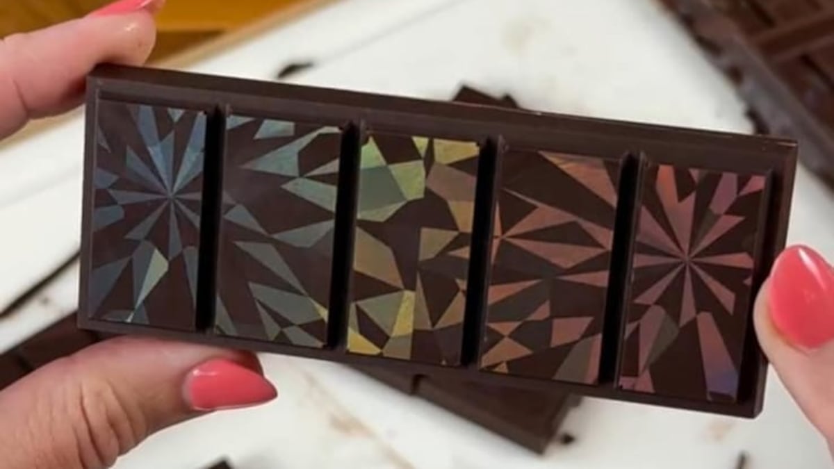 Baker Makes "Holographic" Chocolate Bars At Home. Their Unique Design ...
