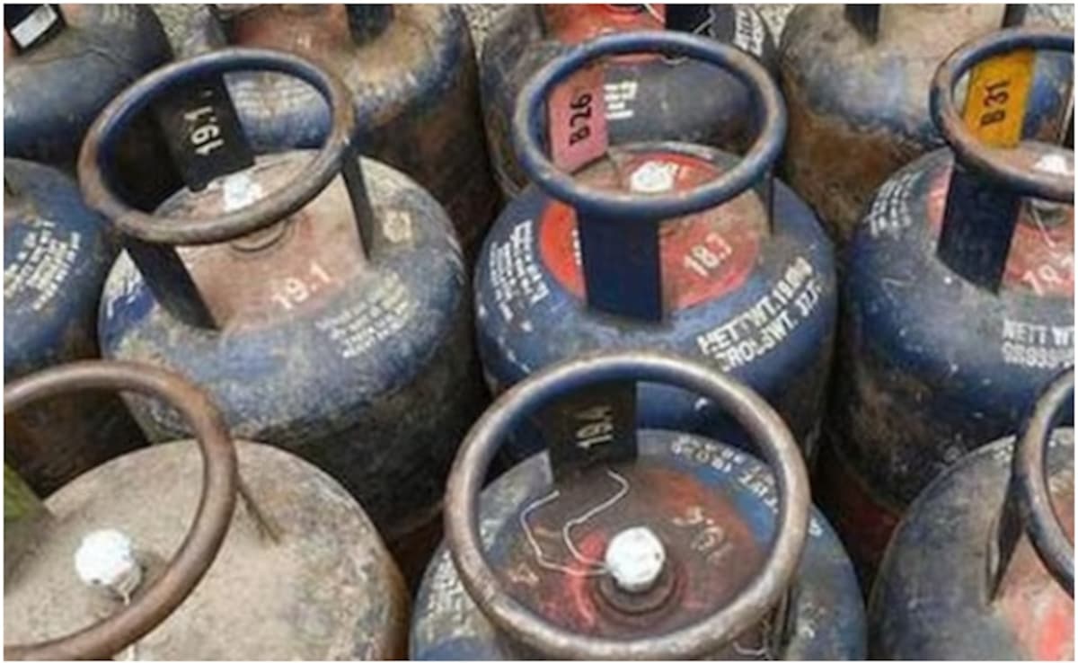 बजट पेश होने से पहले LPG गैस सिलेंडर हुआ महंगा, जानें कितने बढ़ गए रेट ...