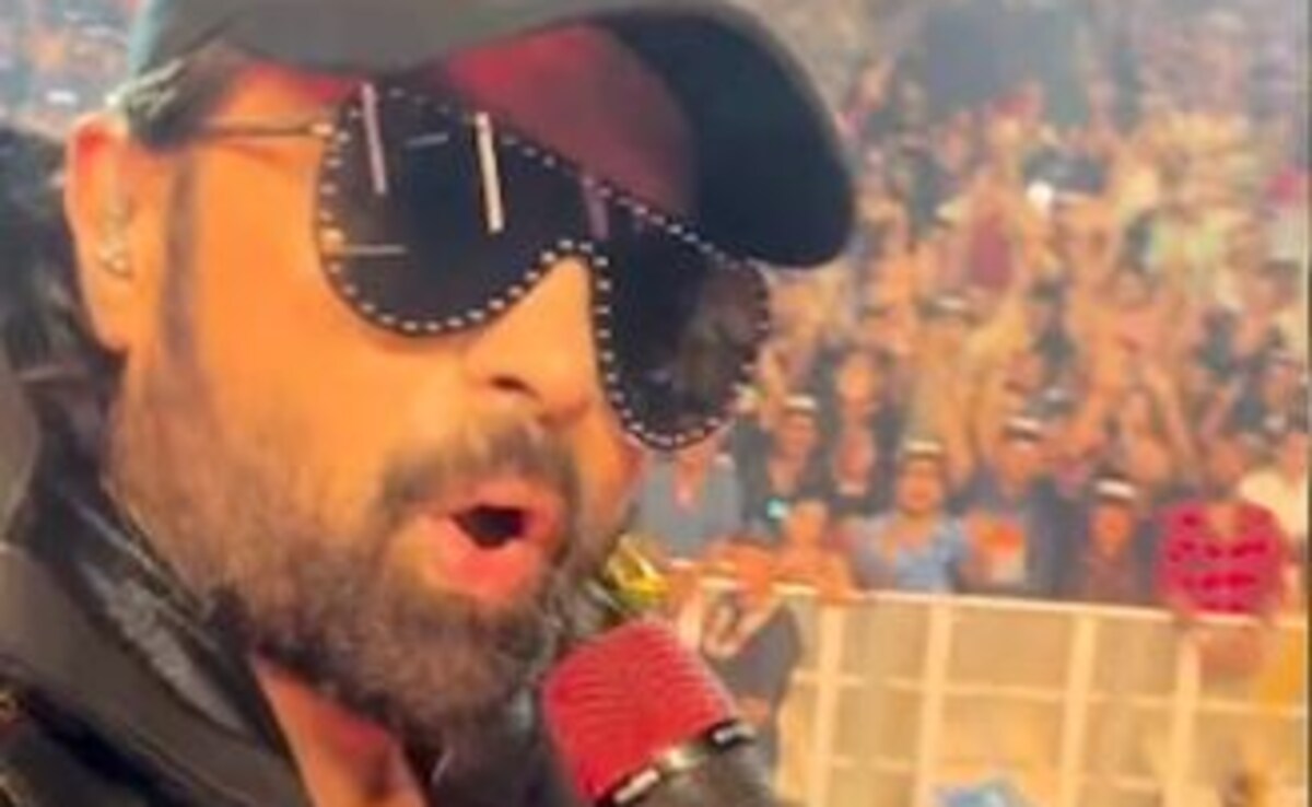 Amid Hera Pheri 3 Row, Himesh Reshammiya's Shout Out To Paresh Rawal During Mumbai Concert: "He ...