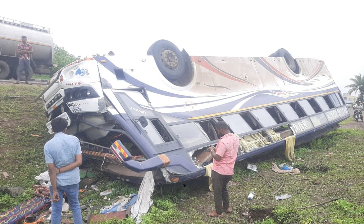 Travel Bus Accident On Solapur Pune Highway Near Tembhurni 30 Passenger Serious Injured