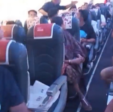 SpiceJet: AC Chala De: Chaos On SpiceJet Plane, 2 Fliers Tried To Enter Cockpit