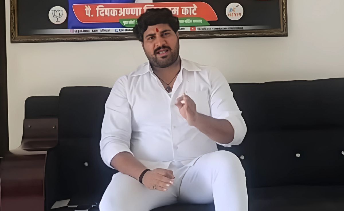 Who is Deepak Kate who will throw ink at Pravin Gaikwad?