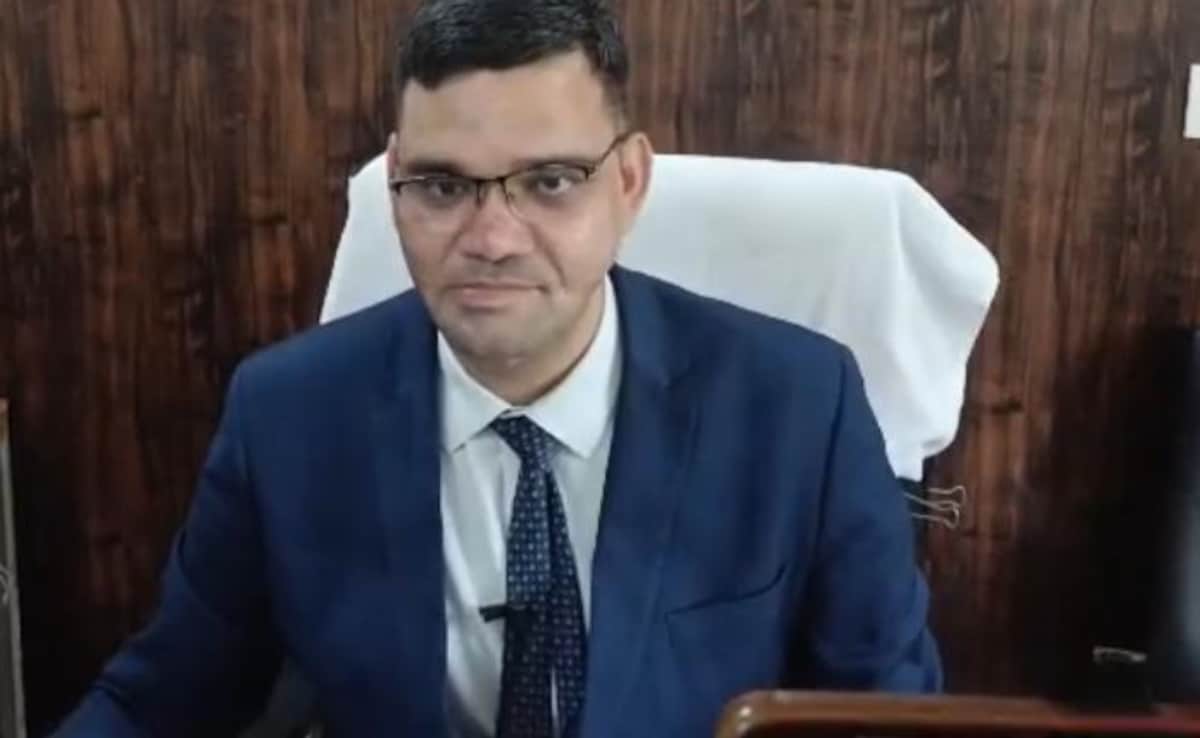 वकीलों के सामने कान पकड़ कर उठक-बैठक लगाने वाले IAS अफसर पर गिरी गाज ...