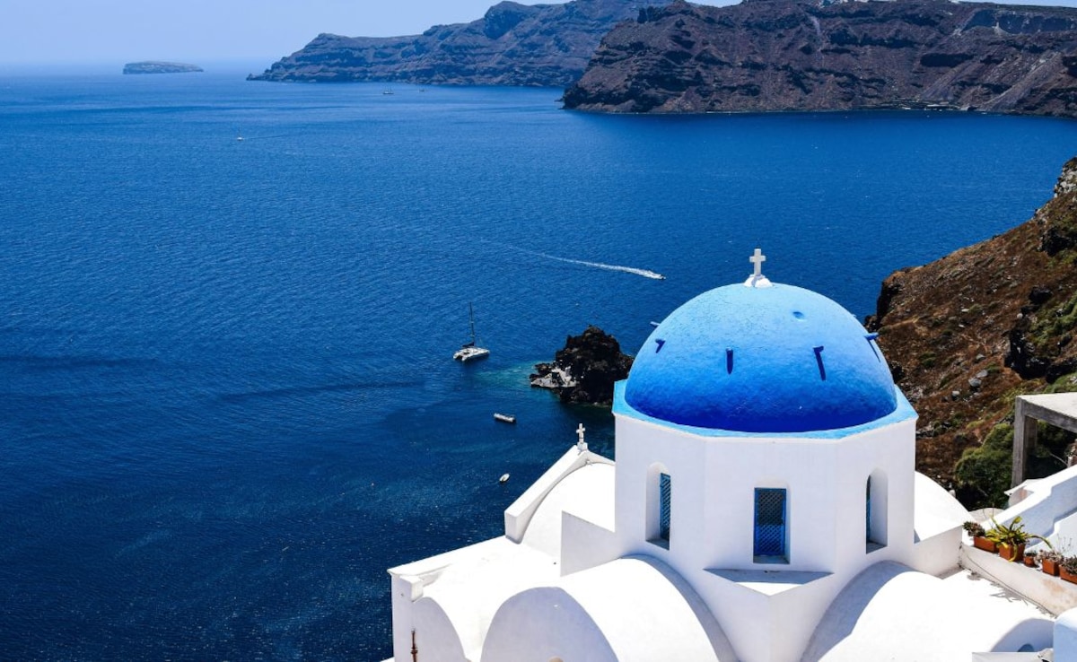 Why Are Rooftops In Santorini, Greece, Blue? 4 Interesting Reasons