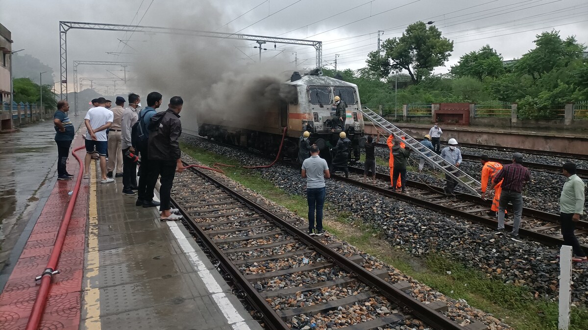Fire breaks out in Garib Rath Express: गरीब रथ एक्सप्रेस के इंजन में ...