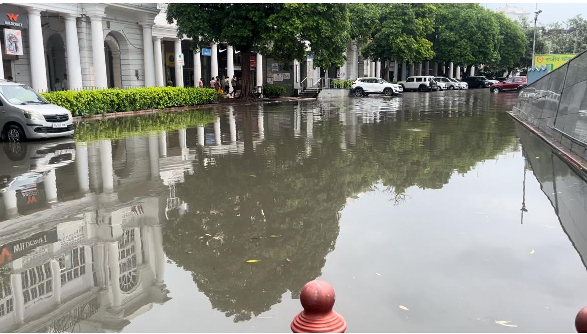 Delhi-NCR Wakes Up To Rain, Weather Department Issues 'Red Alert'