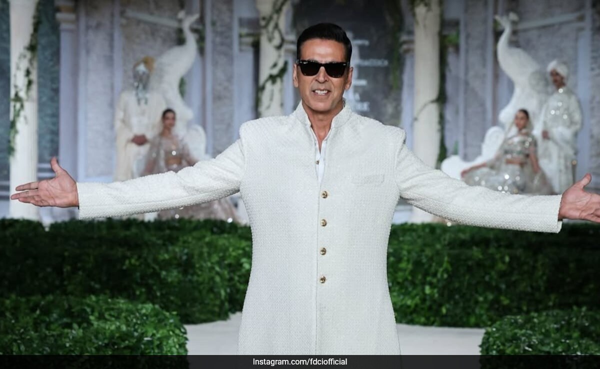 Akshay Kumar Jokingly Remarks, "Kaafi Late Nahi Ho Gaya?" As He Closes ...