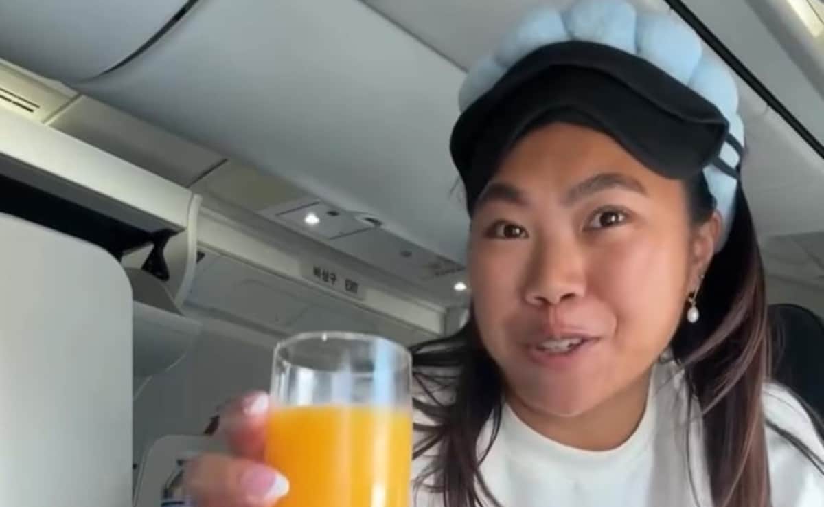 Wondering What's It Like To Fly On The Upper Deck Of A Plane? Watch ...