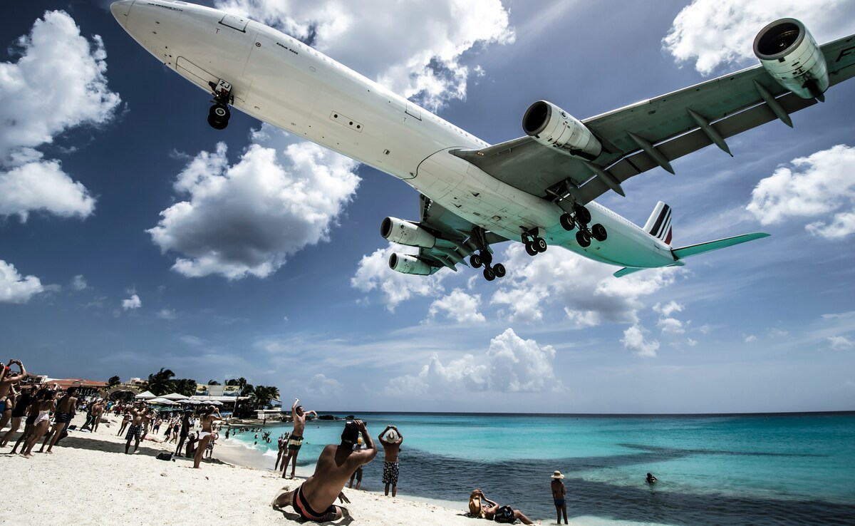 The World's 8 Best Plane-Spotting Hotspots