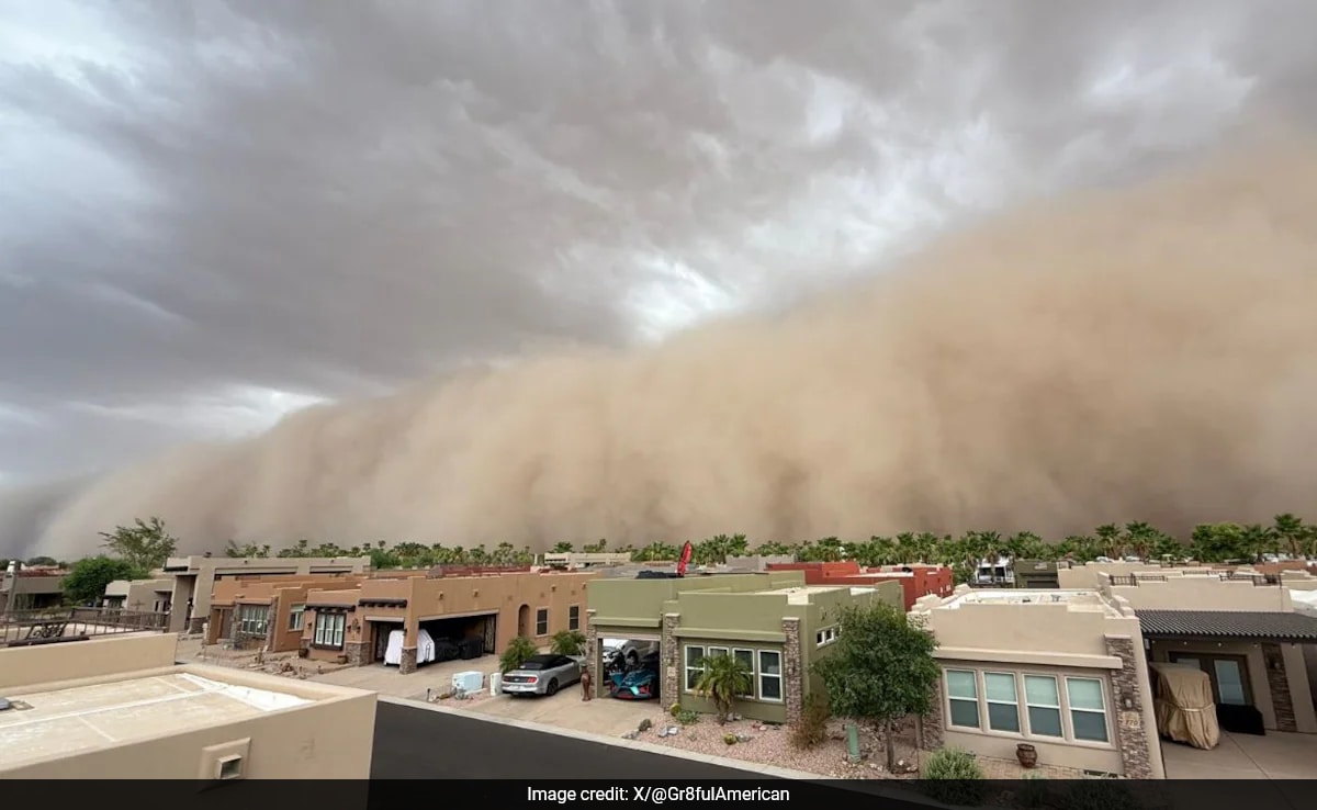 Video Shows Powerful Dust Storm Covering Everything on Its Path In ...