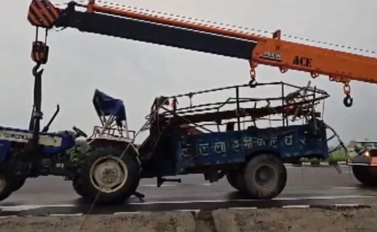 UP Accident container hit a tractor full of devotees 8 people died and ...
