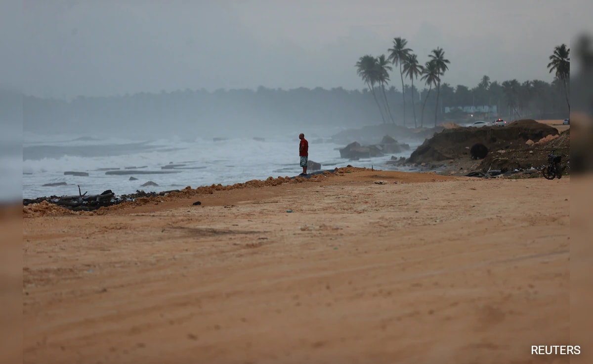 Hurricane Erin Updates: Category 2 Storm Brings 20-Foot Waves ...