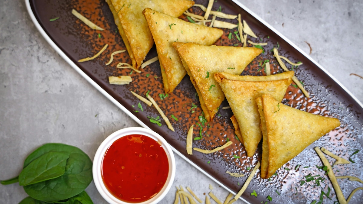 5 Best Irani Samosas In Hyderabad: Where To Find The Flakiest, Spiciest ...