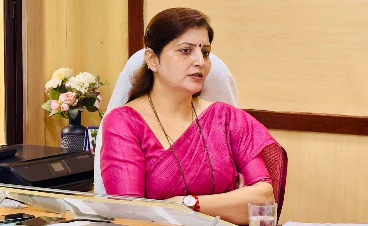 Breaking News: Rupali Chakankar Asked to Resign as Women's Commission ...