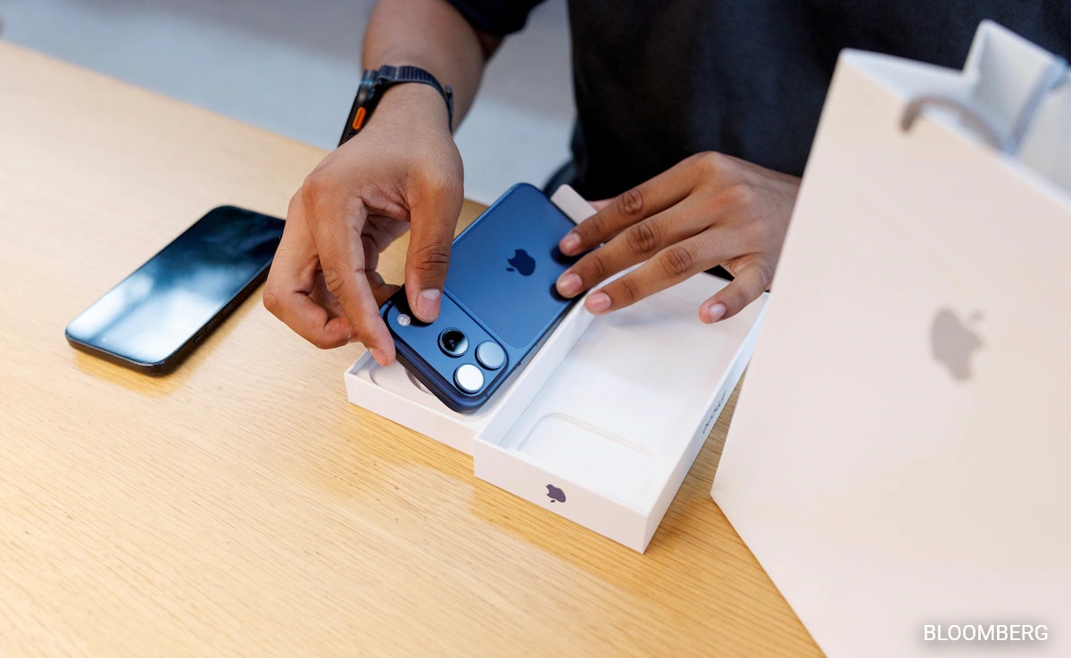 Foxconn Workers Faced Tough Conditions During Rush To Make iPhone 17: Report