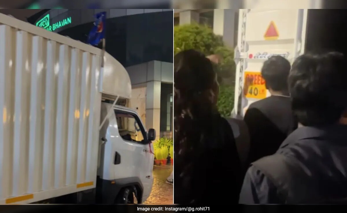 Watch: Mini Truck Ferries Office Goers In Gurugram Amid Waterlogging ...