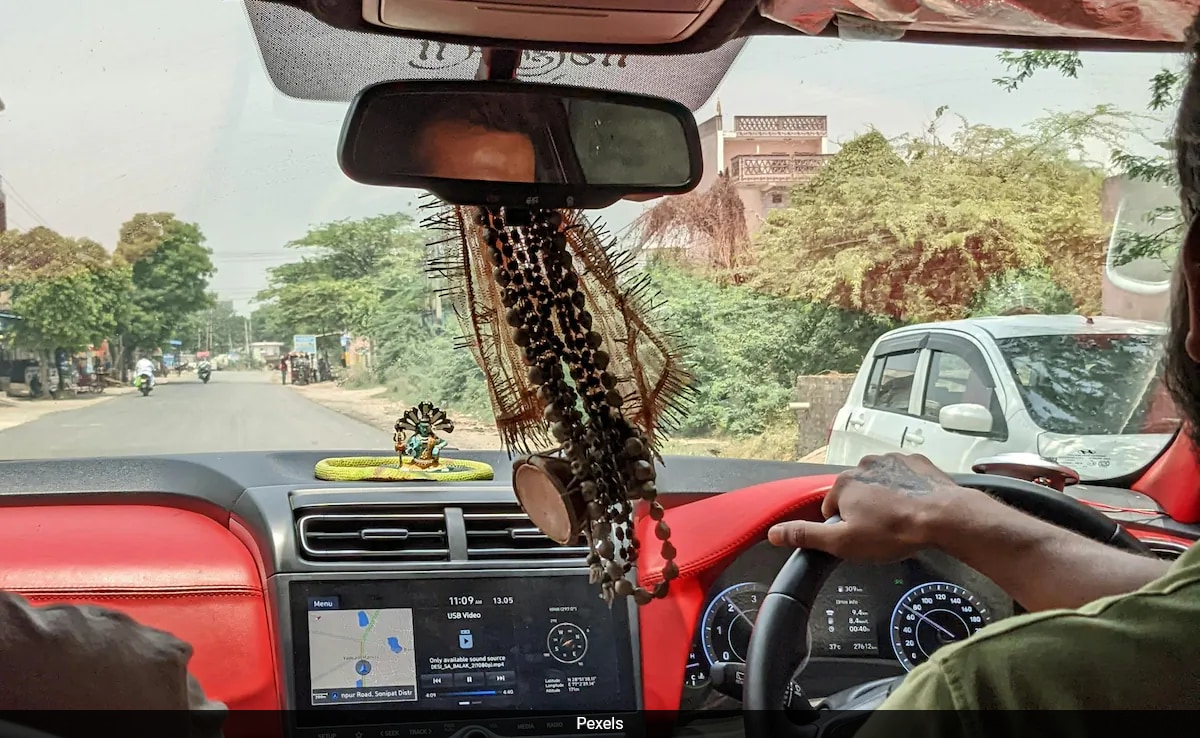 Gurugram Cab Driver Returns Rs 2 Lakh MacBook Left Behind, Refuses Rs ...