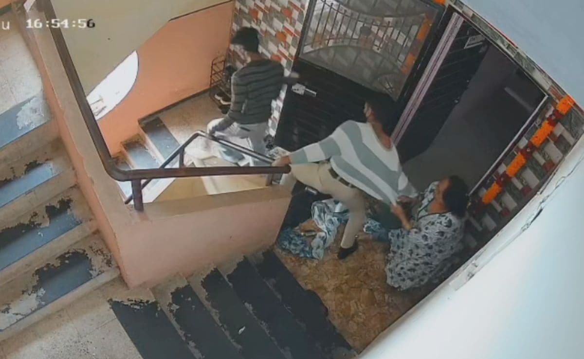 Chain Snatching in Nashik: Two Thieves Steal Gold Chain incident Capture in CCTV