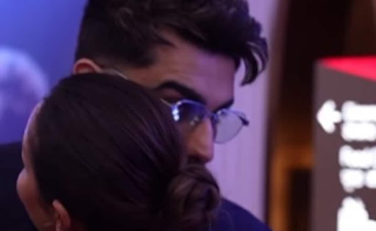 Exes Malaika Arora And Arjun Kapoor Hug In A Rare Union At Homebound ...
