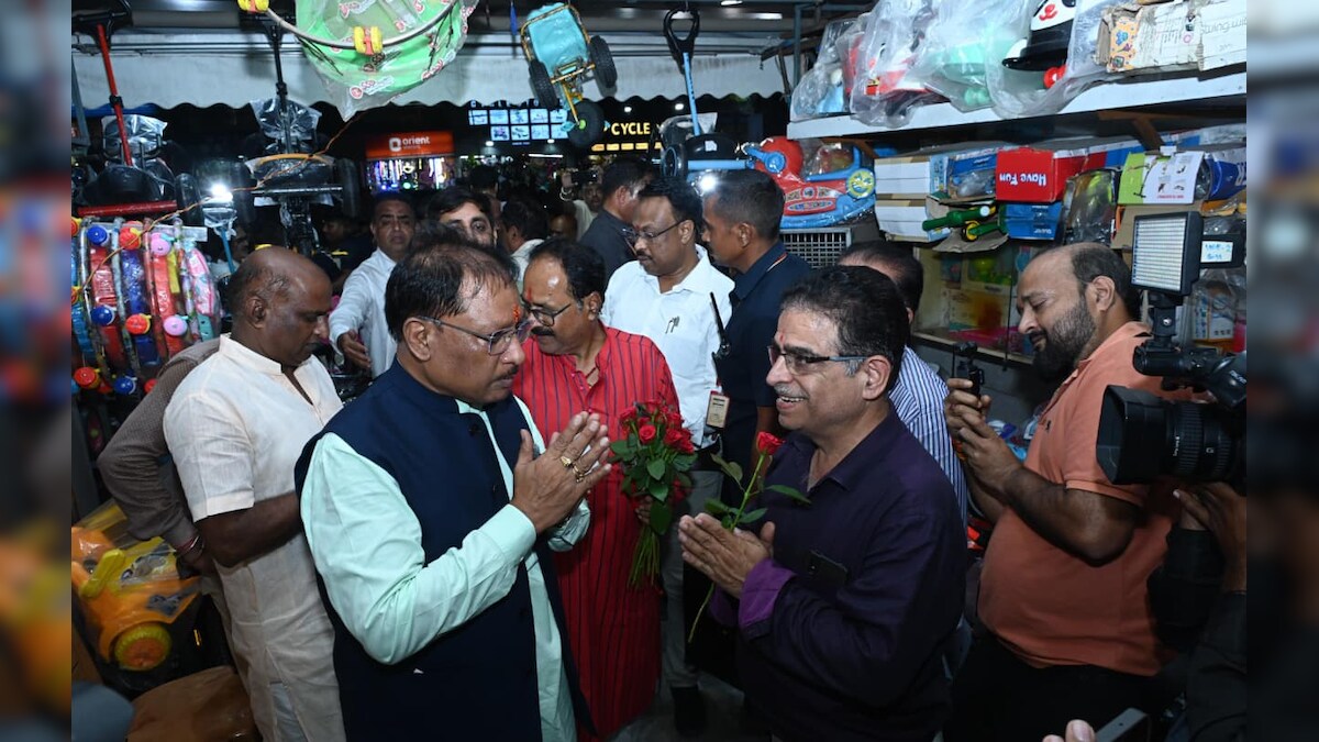 रायपुर की सड़कों पर उतरे CM साय, GST बचत उत्सव पर व्यापारियों और लोगों ...