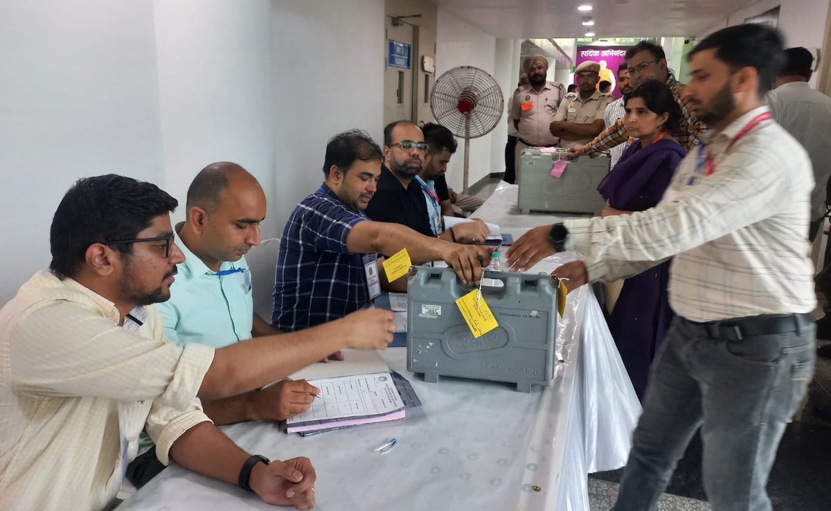 DUSU Polls, DUSU Election: Over 1.5 Lakh Students Vote In Delhi ...