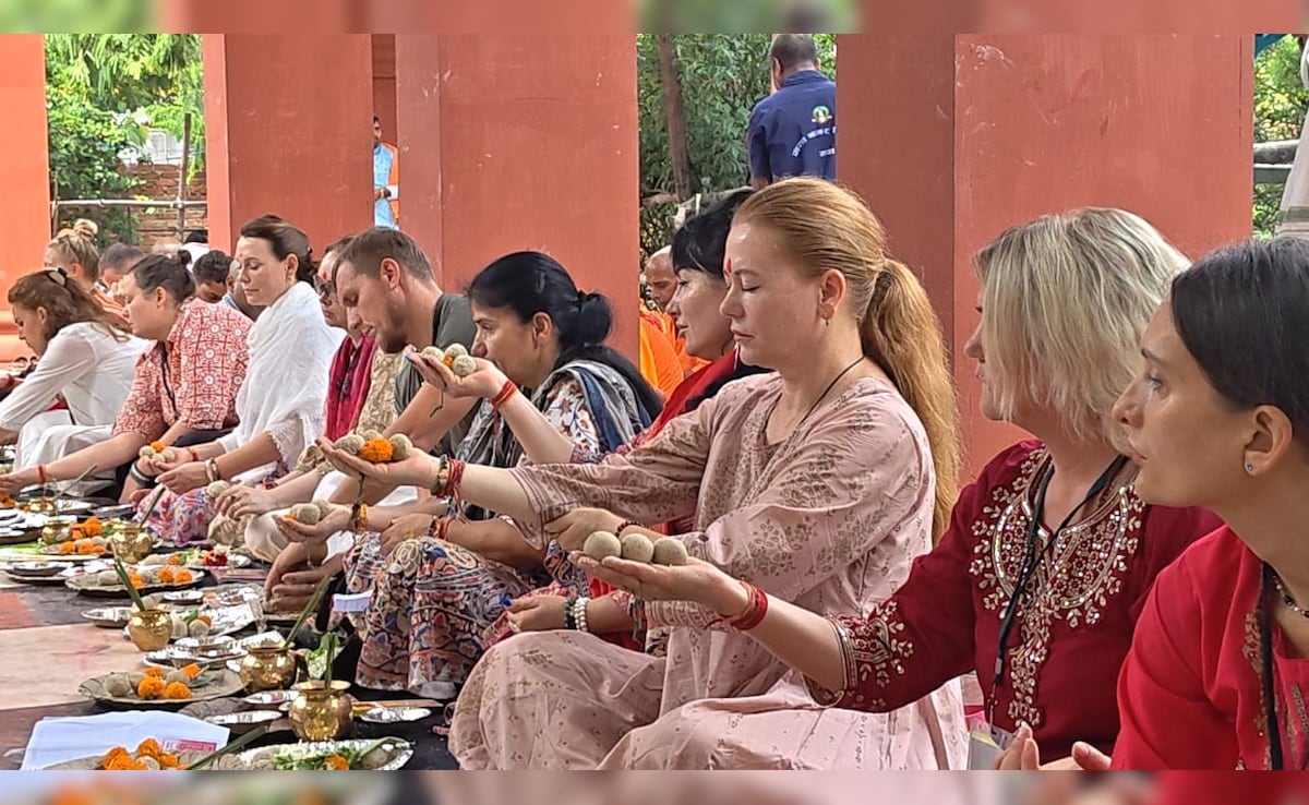 बिहार के गयाजी में दिखा अद्भुत नजारा, रूस-यूक्रेन के श्रद्धालु एक साथ कर रहे पिंडदान | Devotees ...