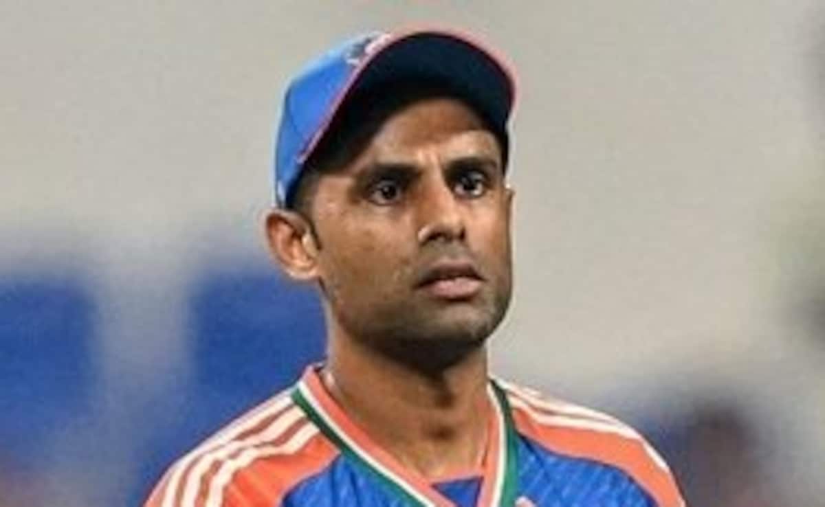 WHAT A THROW! सूर्यकुमार यादव ने एक हाथ से उठाई गेंद और बिजली की रफ्तार ...