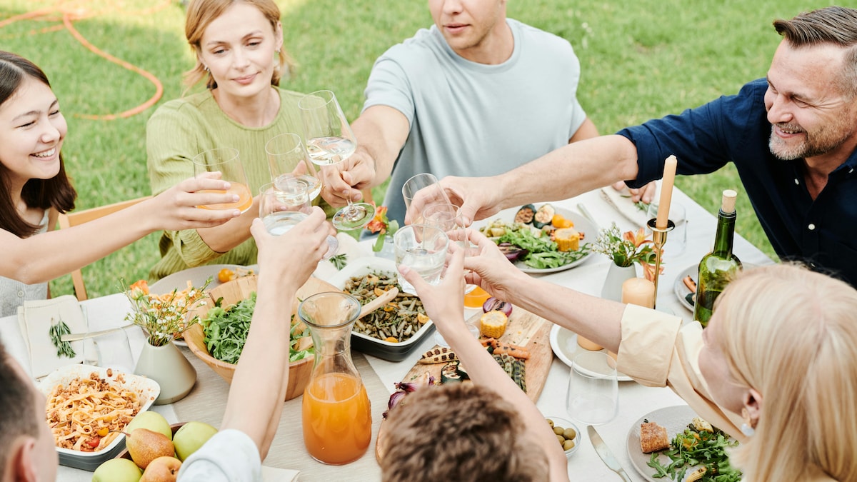 How To Host A Weekend Brunch At Home That Will Actually Impress Your ...