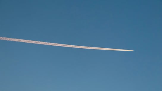 why do planes make clouds