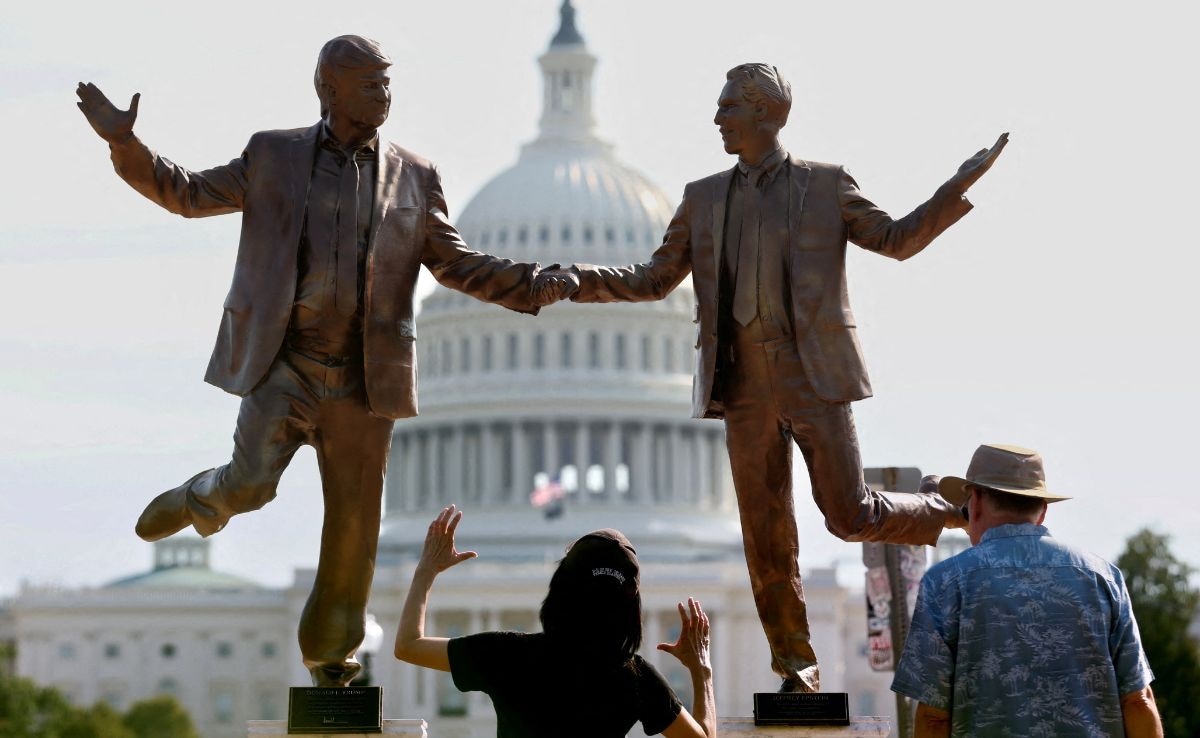 Statue of Trump, Jeffrey Epstein Holding Hands Reappears in Washington