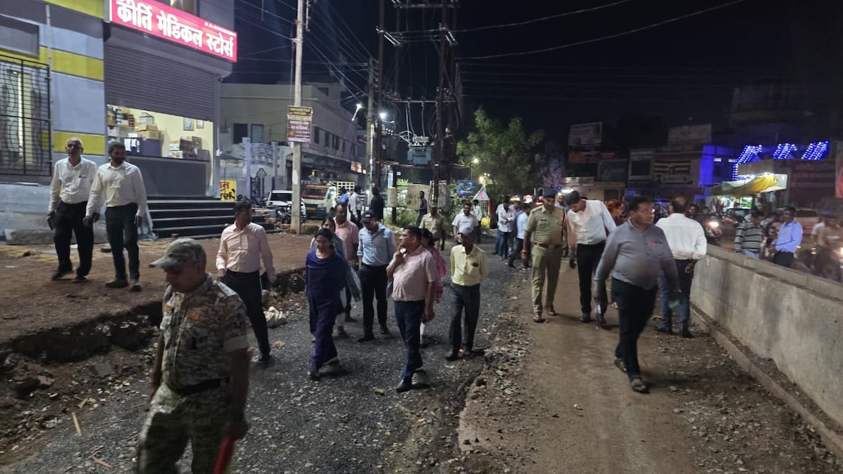 सड़क निर्माण की धीमीं रफ्तार को देख भड़कीं कलेक्टर, बीच सड़क ही अफसरों ...