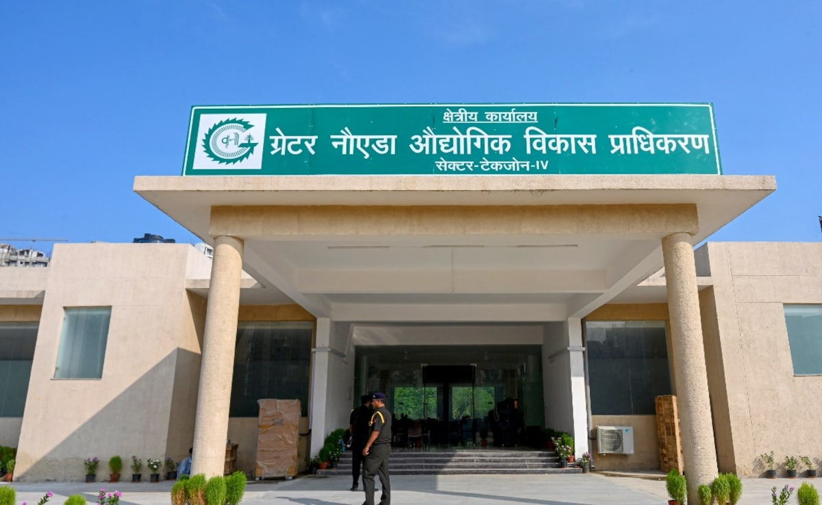 नोएडा प्राधिकरण के उप-महाप्रबंधक आशीष भाटी का डेंगू की वजह से निधन ...