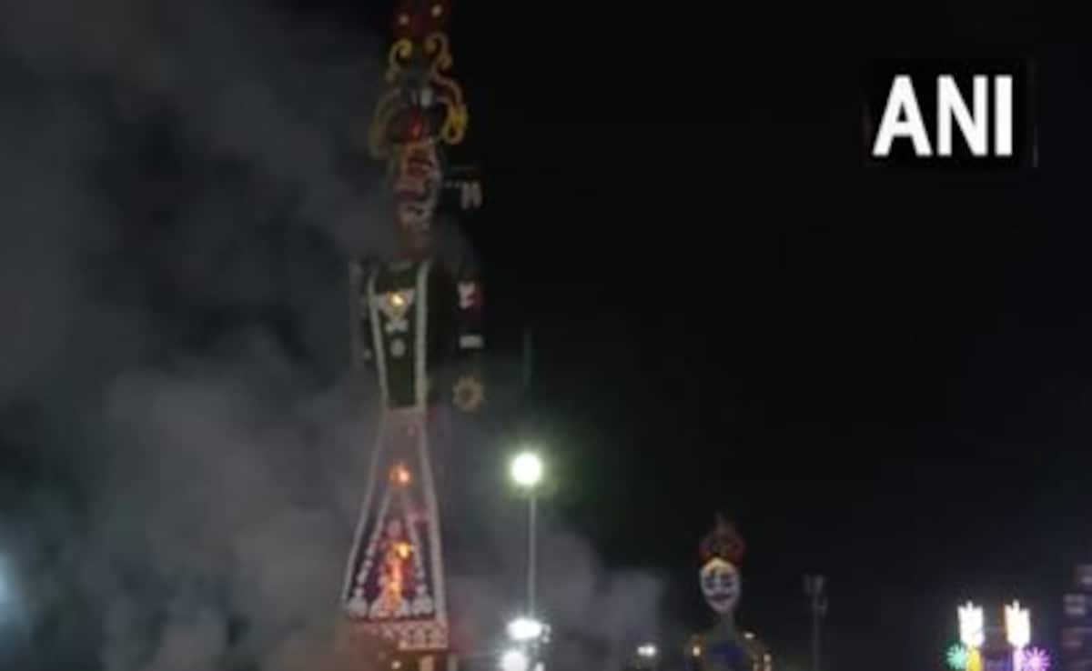 कोटा में हुआ गजब! 233 फीट का रावण जला पर अड़ गया शीश, देखिए फिर हुआ ...