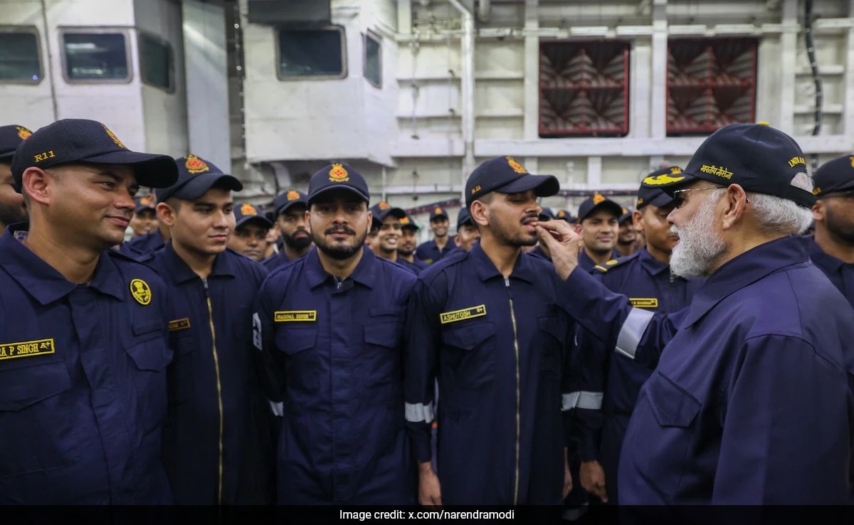 PM Narendra Modi Celebrates Diwali With Navy Onboard INS Vikrant Off ...