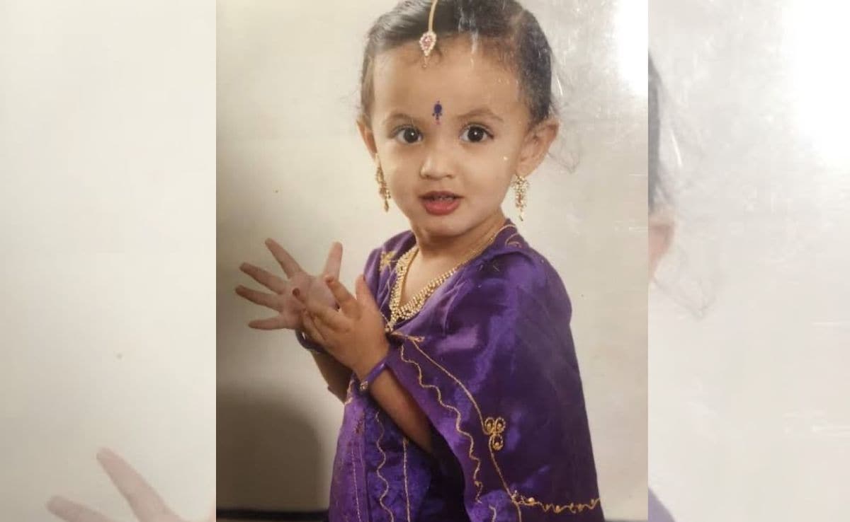 Marathi Actress Shared Childhood Photos Guess Who Little Girl In Pic ...