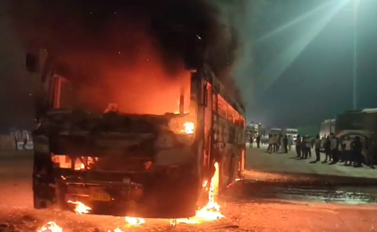 Lucknow Bus Fire: Video: Sleeper Bus With 70 On Board Catches Fire In ...