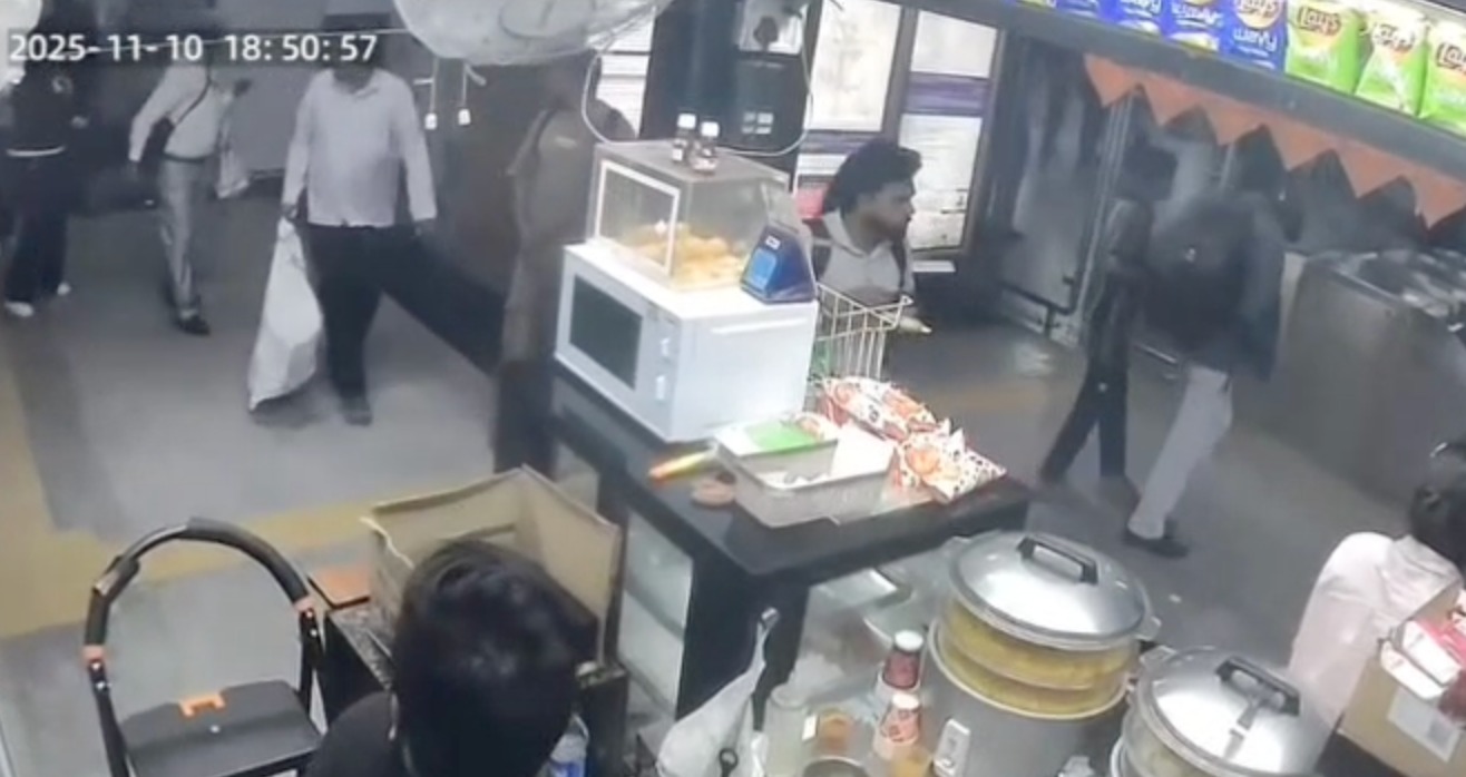 Delhi Blast Red Fort Blast Cctv Shows Tremors Panic Inside Red Fort