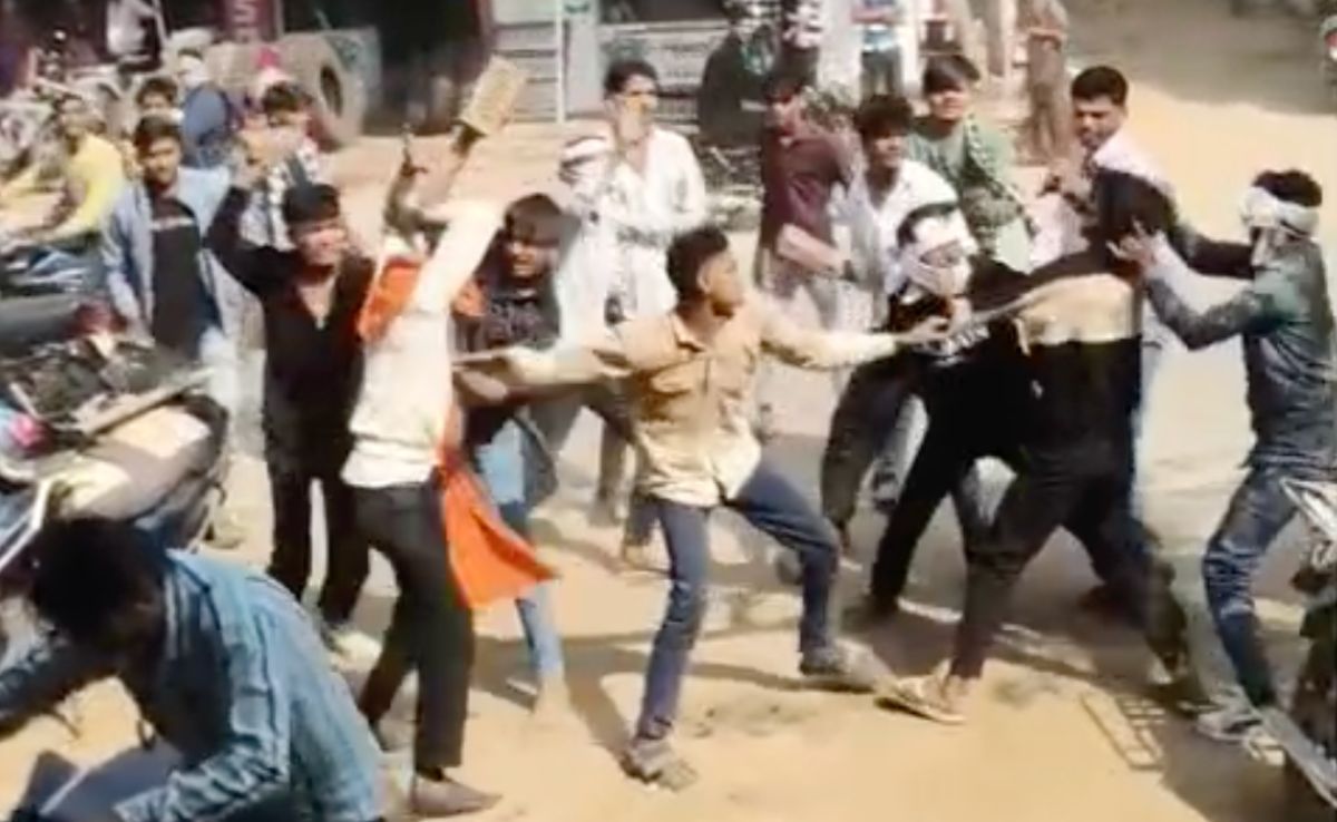 Golgappa Tussle Turns Violent: Water Spill Sparks Street Fight In ...