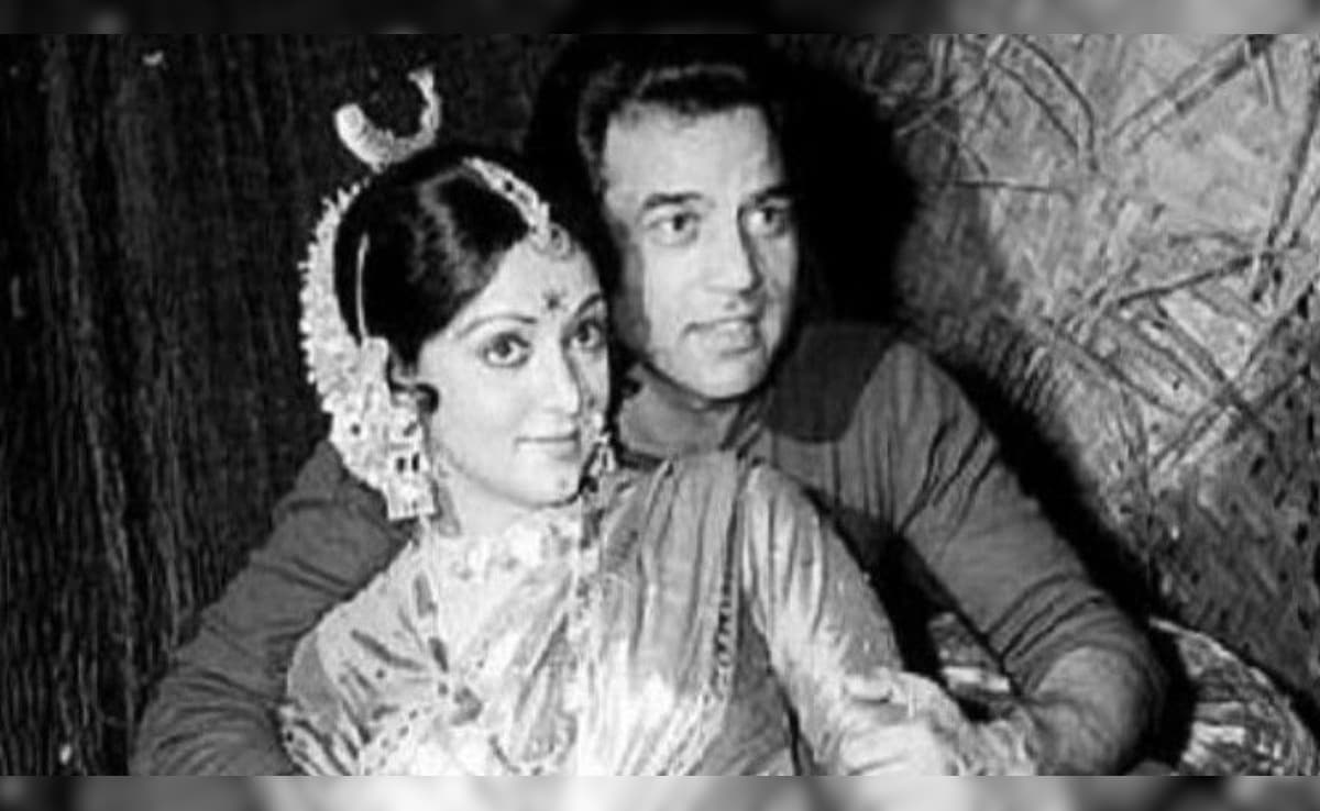 Dharmendra's Last Post Was An Unmissable Photo With His 'Dream Girl ...