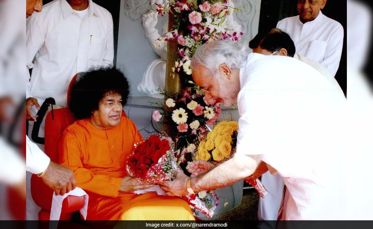PM Modi Visits Puttaparthi In Andhra Pradesh, Pays Obeisance To Sri Sathya Sai Baba At Centenary ...