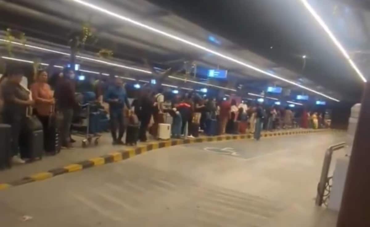 Viral Video Shows Extremely Long Cab Queue At Bengaluru Airport, Some ...
