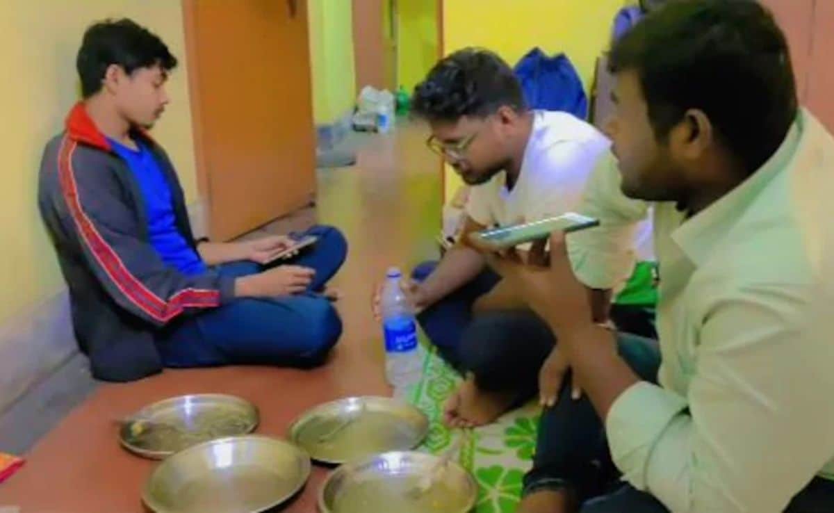 4 friend ate Maggie and asked google Gemini who will wash utensils ...