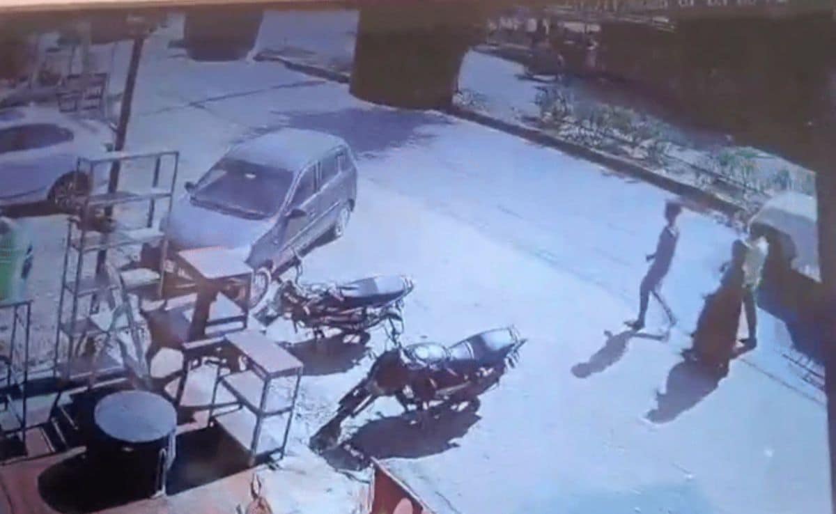truck hits 17 vehicles 12 people died in this accident 10 person ...